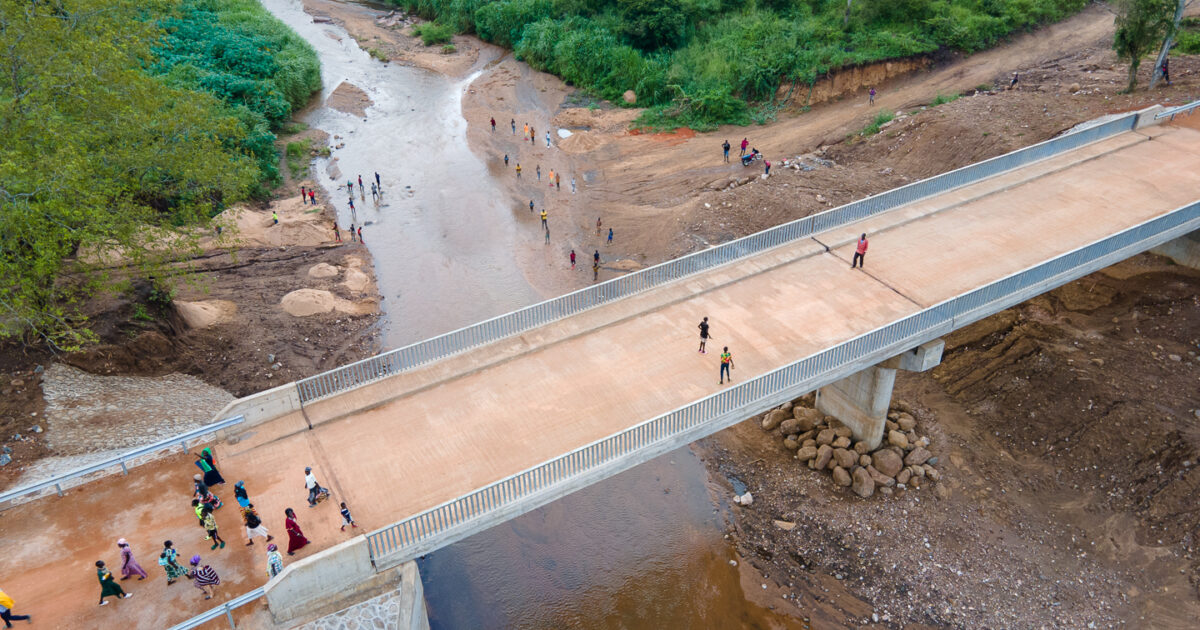 New bridge in Uganda better connects refugees, host… | UNOPS