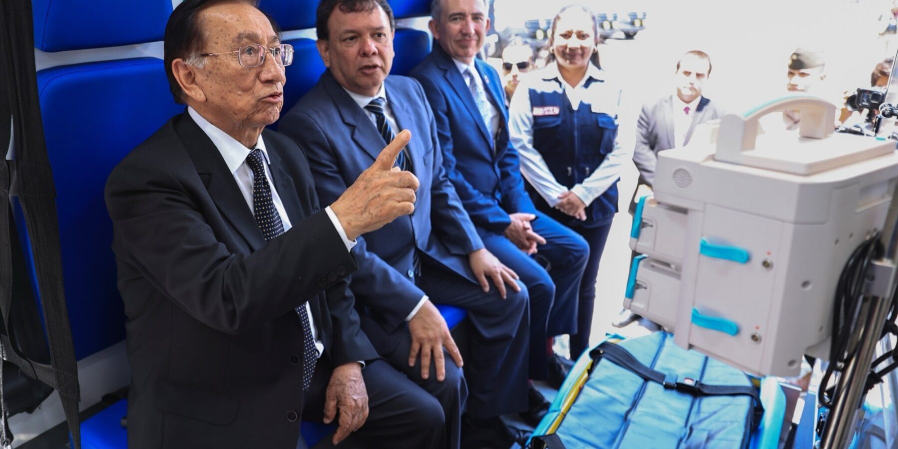 El presidente de Perú asiste a la entrega de las ambulancias… | UNOPS