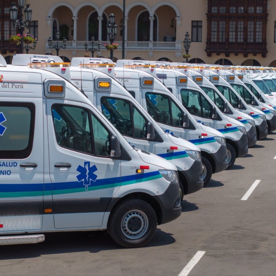 El presidente de Perú asiste a la entrega de las ambulancias… | UNOPS